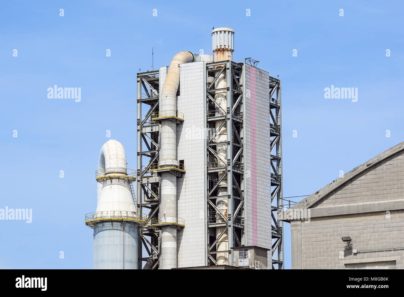 Refinery tower in petrochemical industrial plant with cloudy sky Stock ...