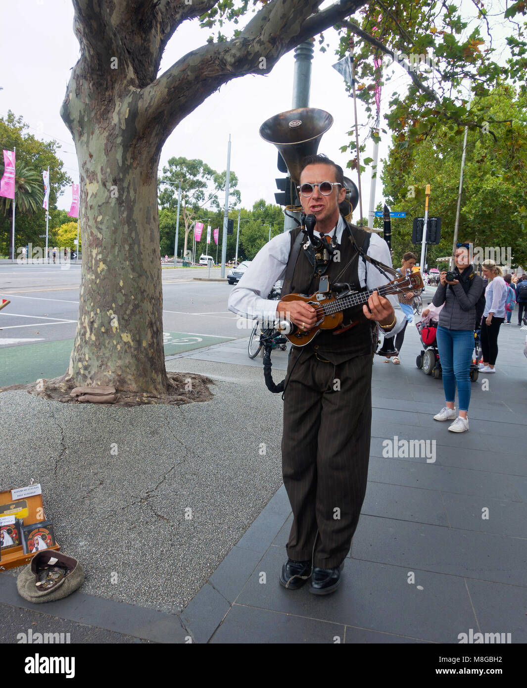 Melbourne street performer busking Stock Photo - Alamy