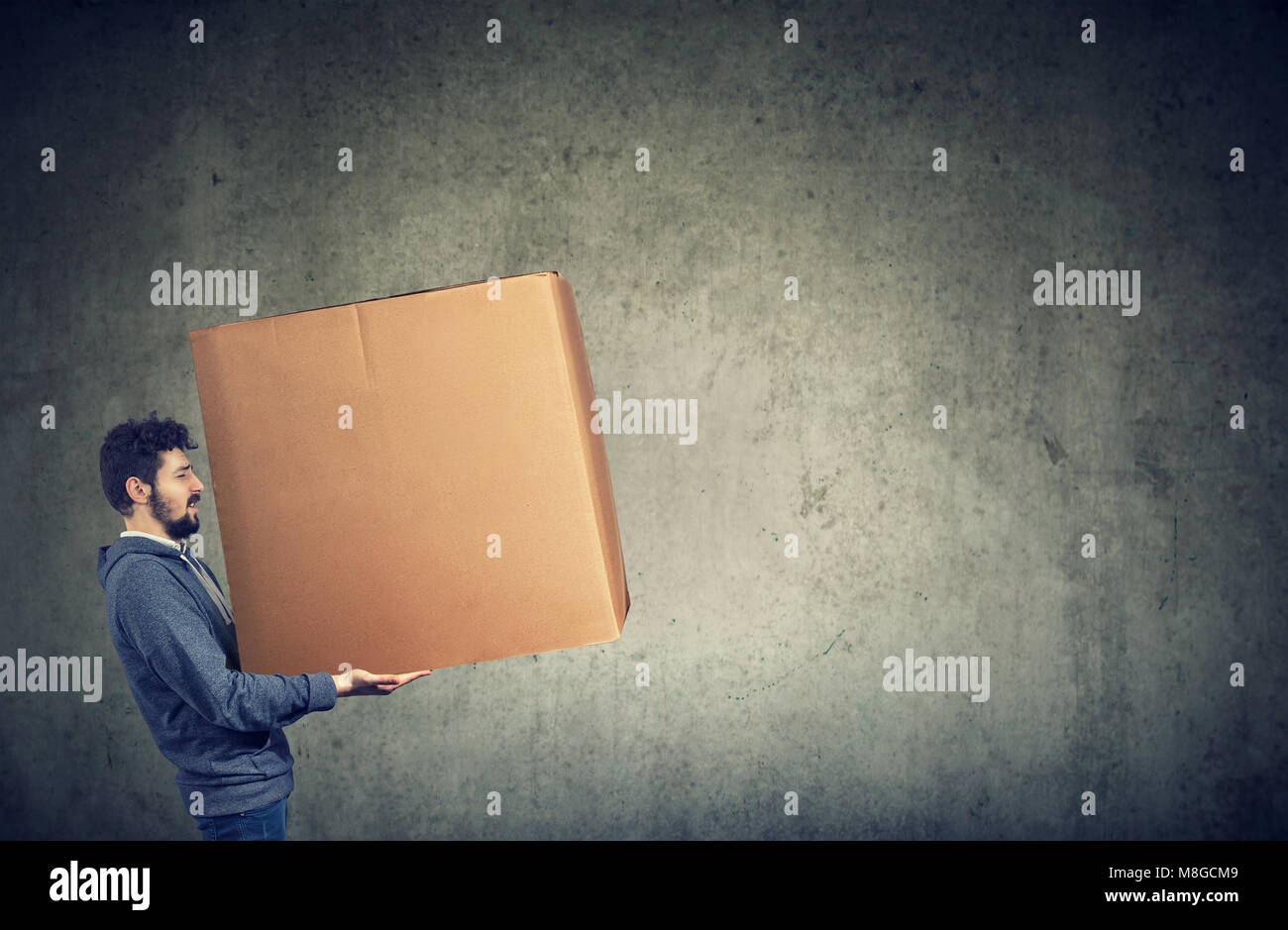 Delivery man carrying large box hi-res stock photography and images - Alamy