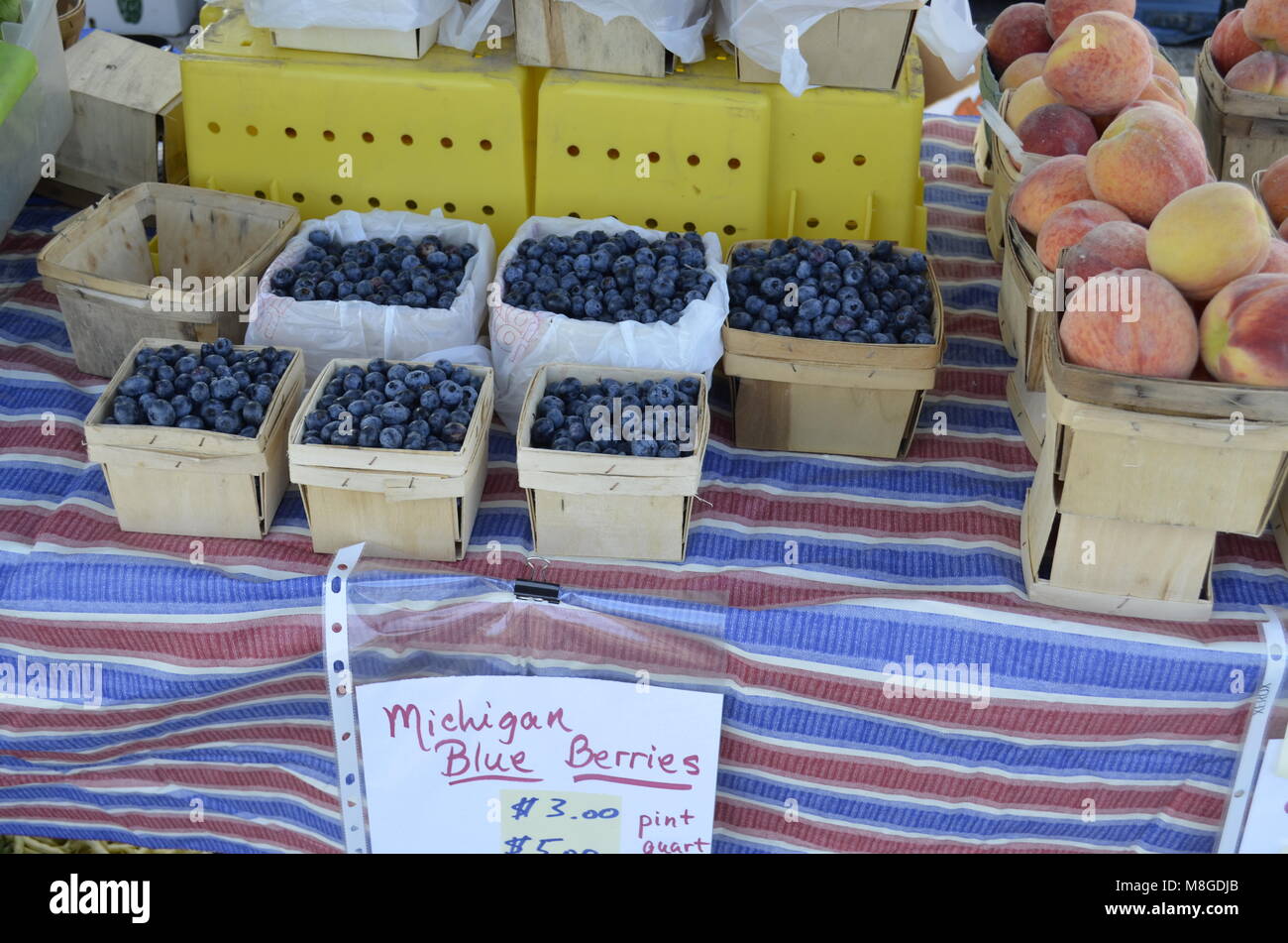 Blueberries display at a market hi-res stock photography and images - Alamy