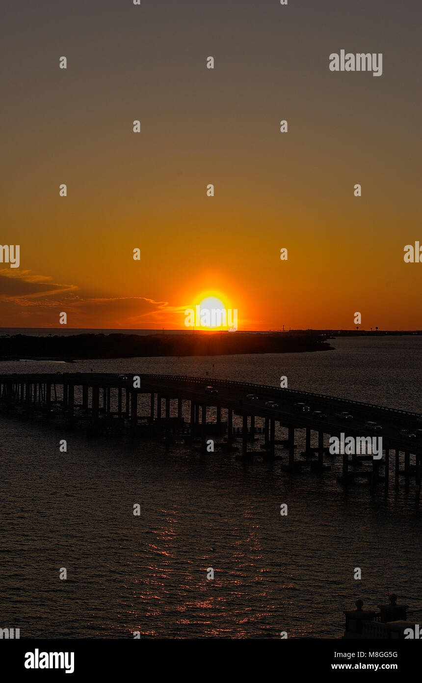 Horizon at sunset in Destin Florida at Gulf of Mexico Stock Photo - Alamy