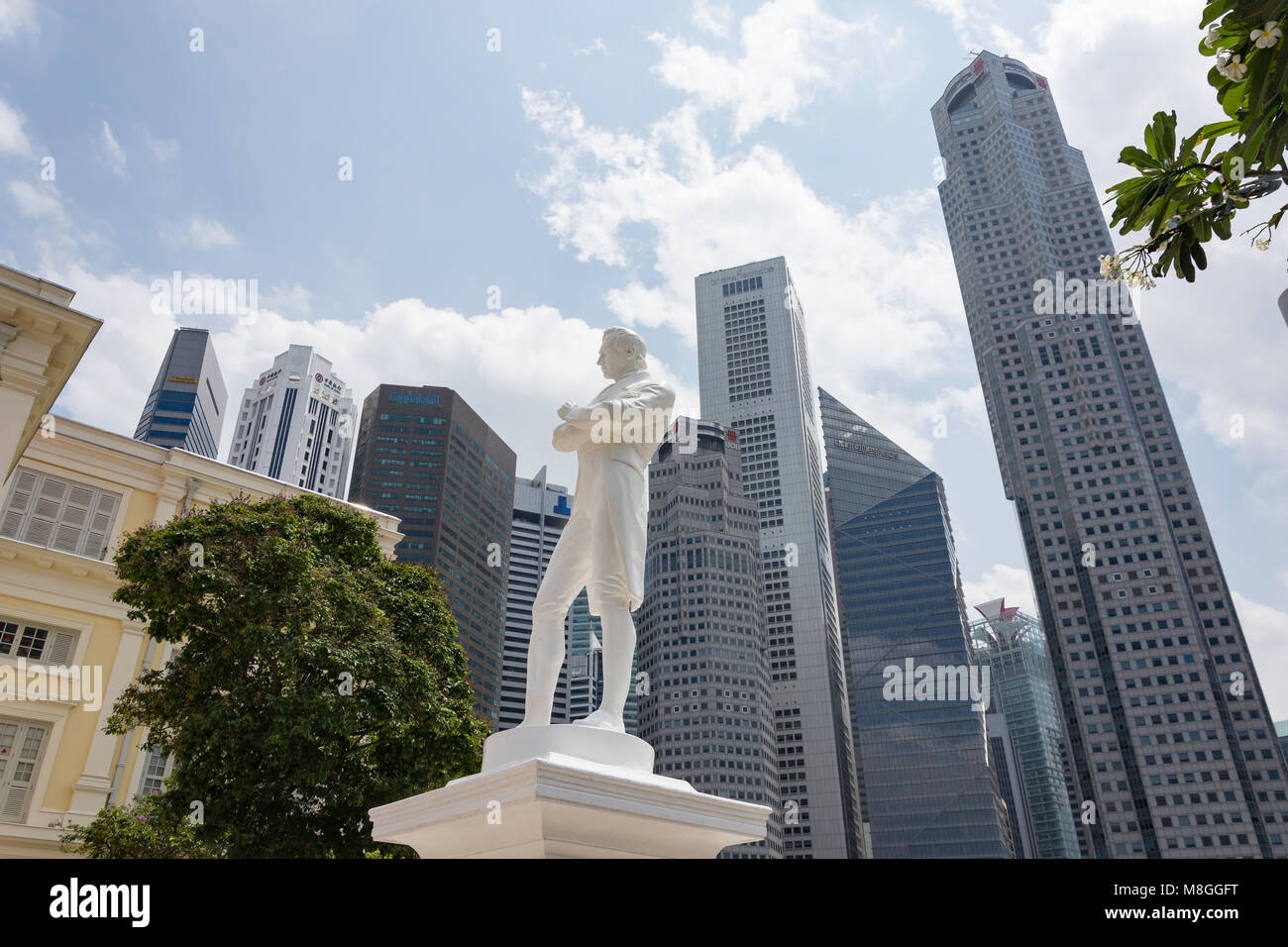 Raffles statue sir stamford raffles hi-res stock photography and images ...