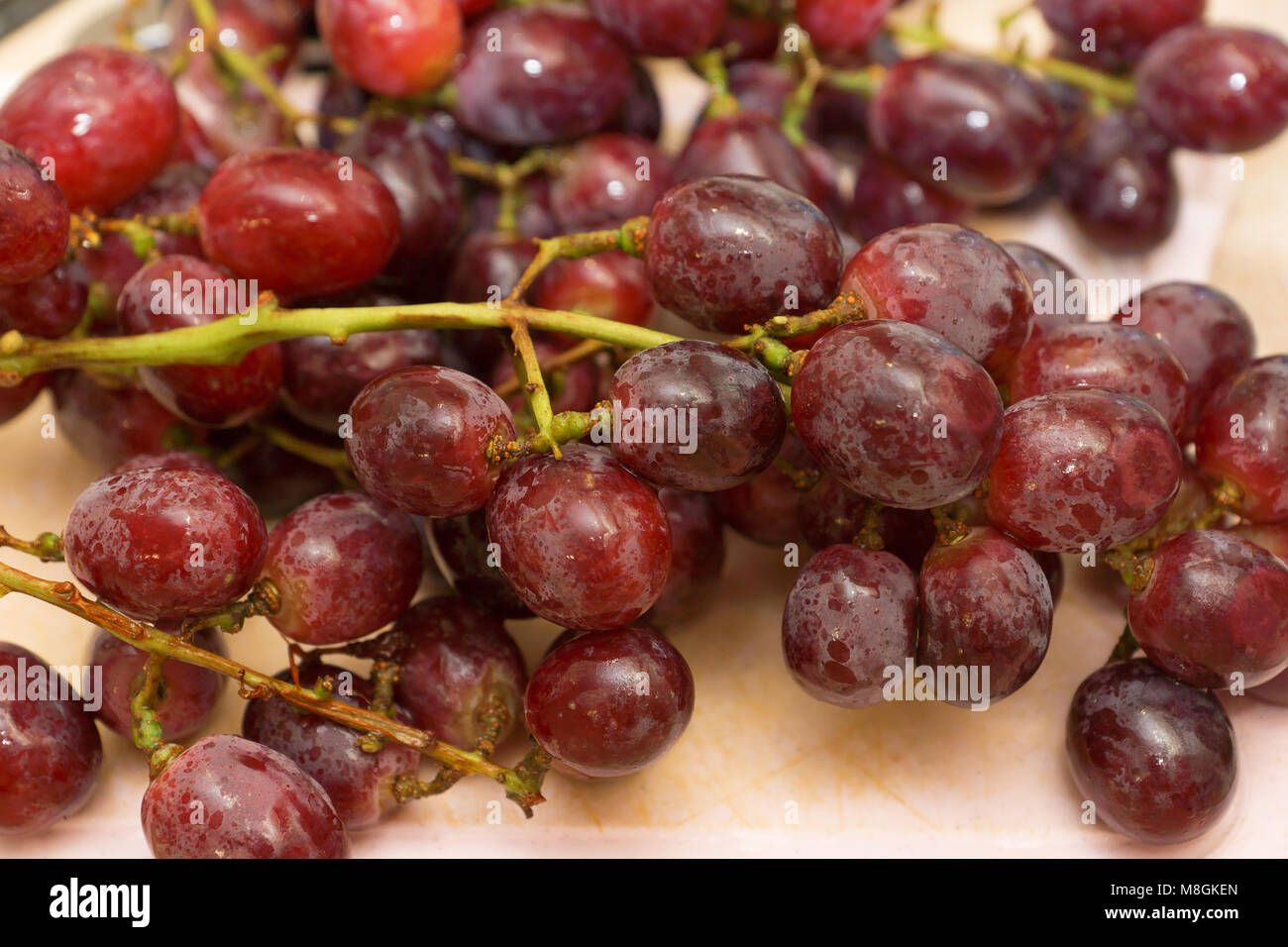 violett grapes closeup on a large platter Stock Photo - Alamy