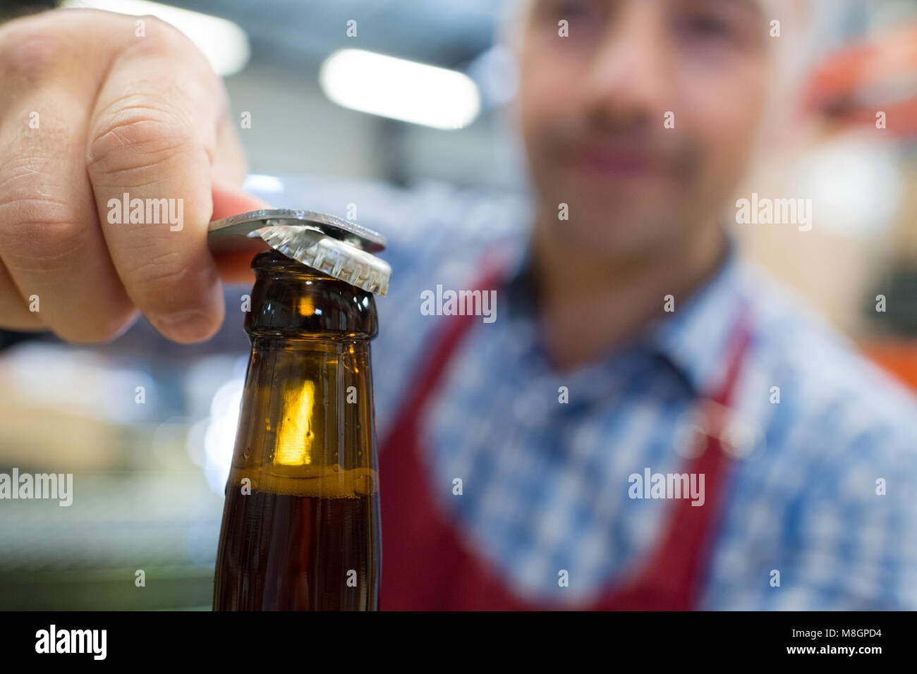 opening a beer bottle Stock Photo - Alamy