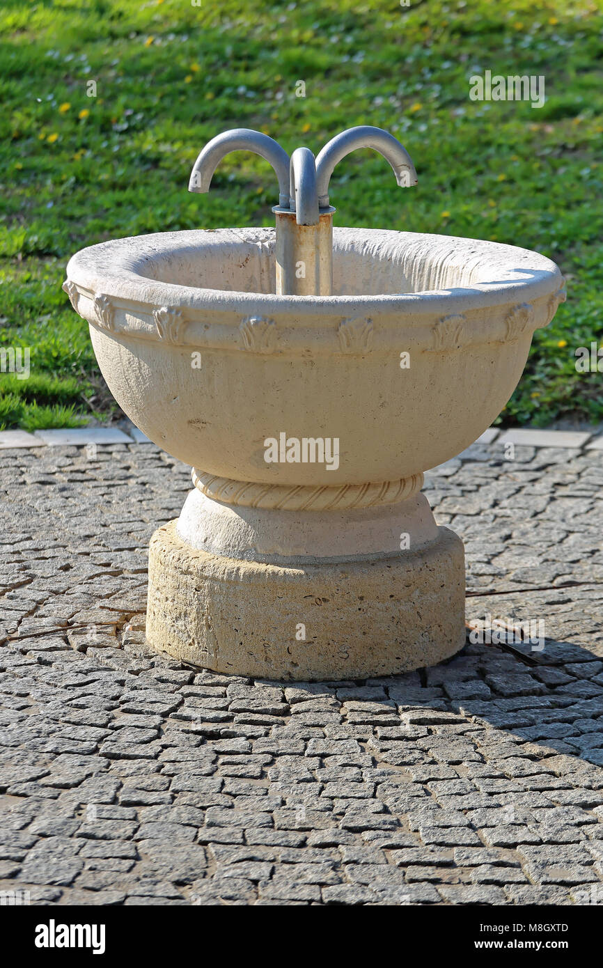 Small round fountain hi-res stock photography and images - Alamy