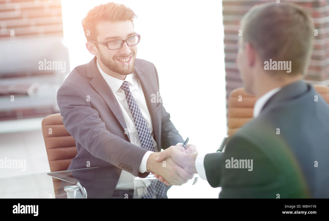 welcome and handshake business partners Stock Photo - Alamy