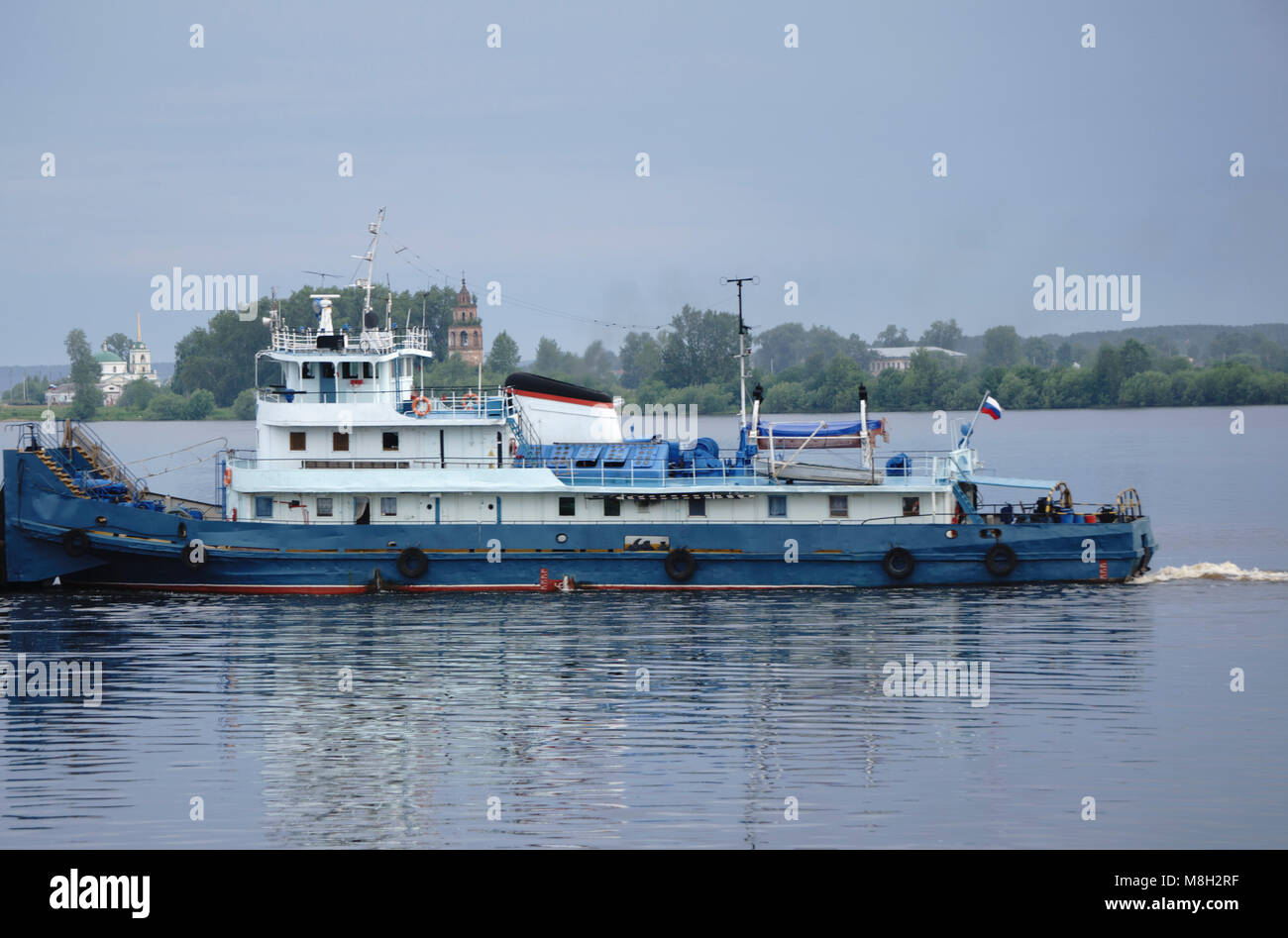 tug pushing a barge on the water Stock Photo - Alamy