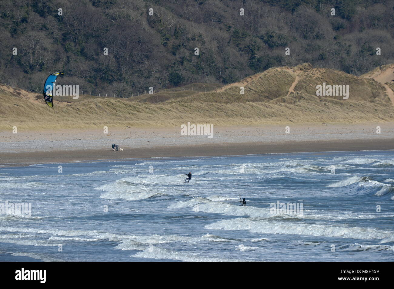 Kite surfing at Oxwich bay in south Wales Stock Photo - Alamy