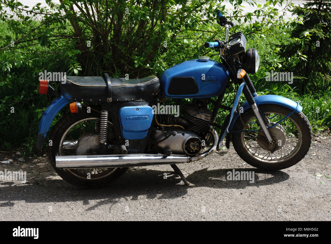 Vintage motorcycle standing in in the rays of sunlight. Side view Stock ...