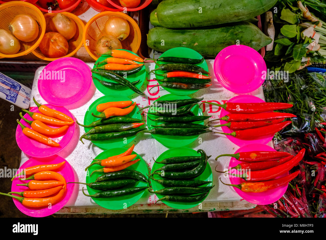 Plastic plates hi-res stock photography and images - Alamy