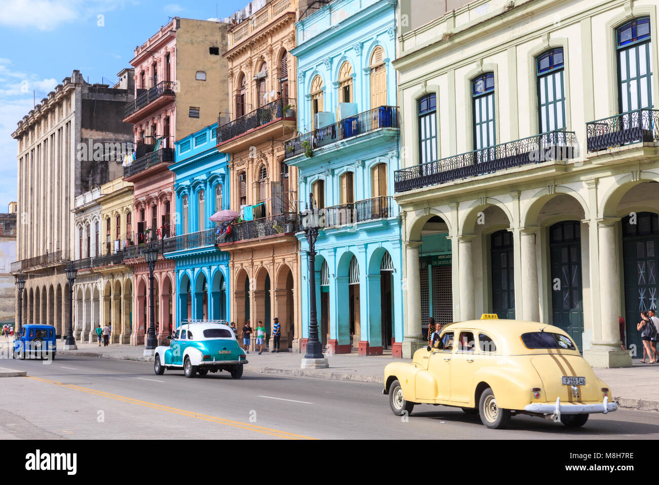 Havana street scene hi-res stock photography and images - Alamy