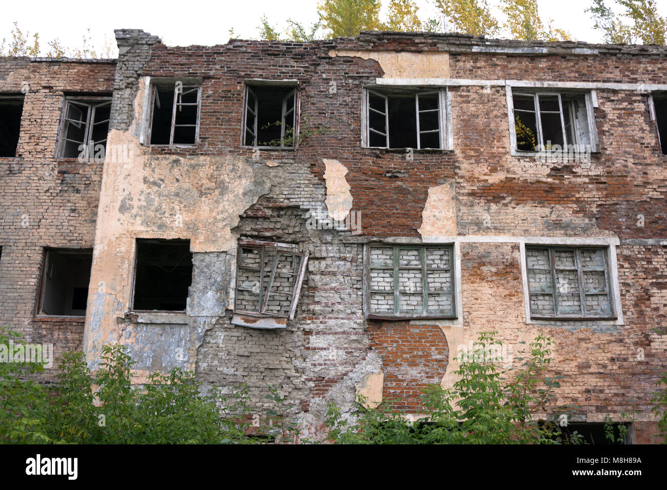 Old crumbling brick house, abandoned building background Stock Photo - Alamy