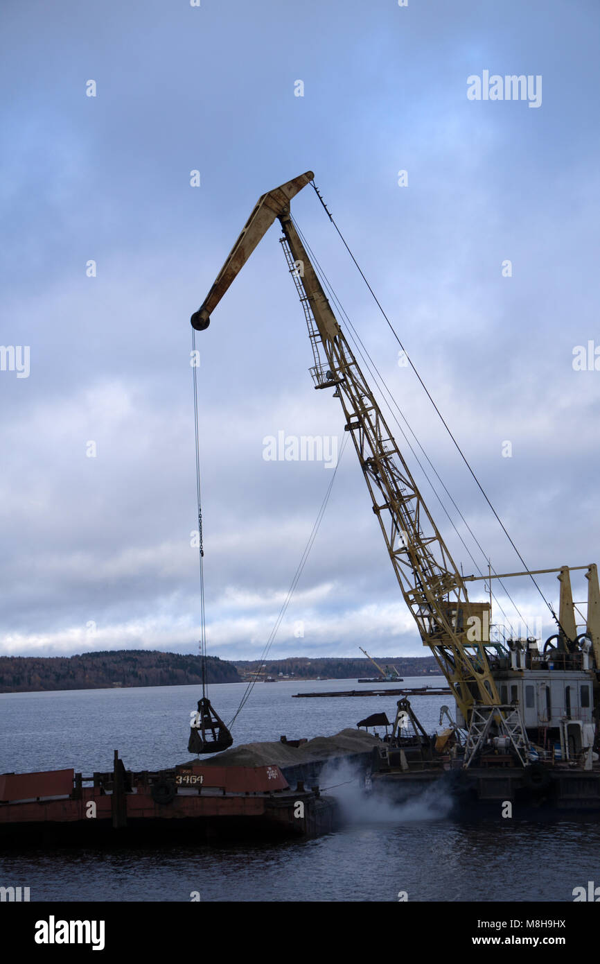 Crane and grab boat hi-res stock photography and images - Alamy