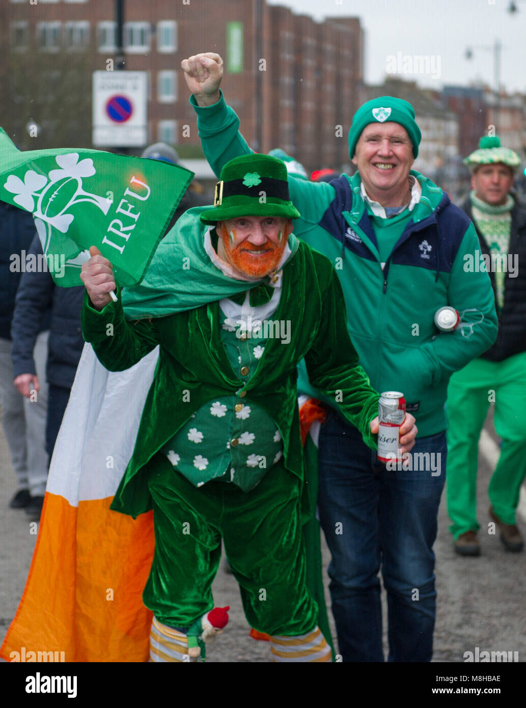 Rugby england ireland fans hi-res stock photography and images - Alamy