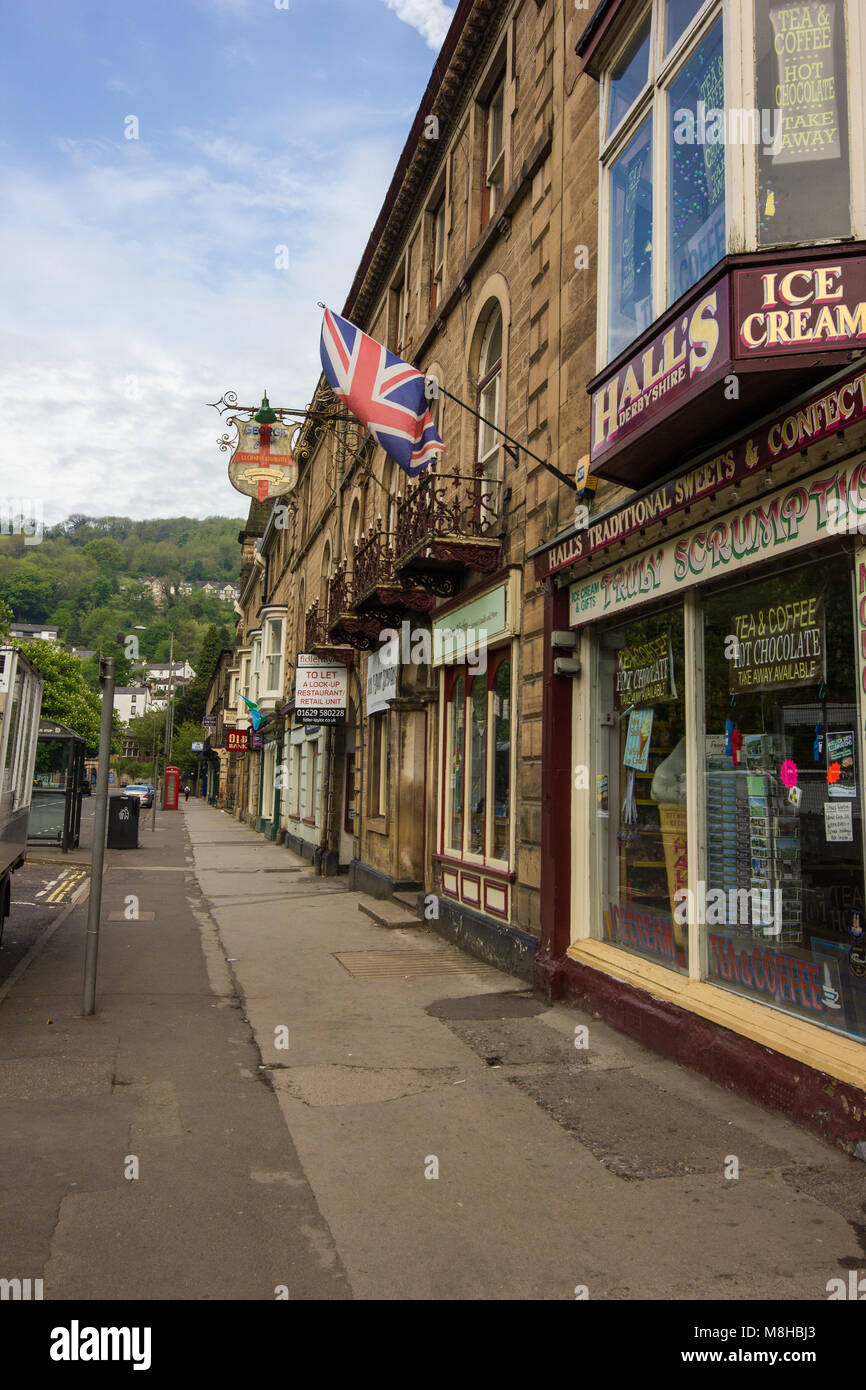Pavement view showing shop fronts at Matlock Bath, Derbyshire Stock ...