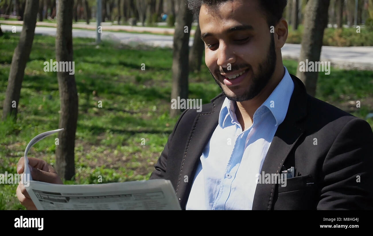 Muslim reading newspaper hi-res stock photography and images - Alamy