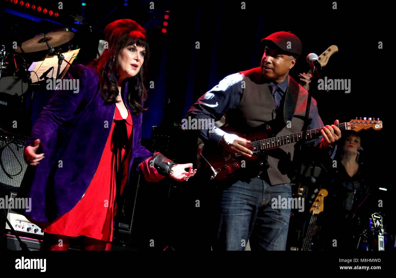 Ann wilson and nancy wilson from heart hi-res stock photography and ...