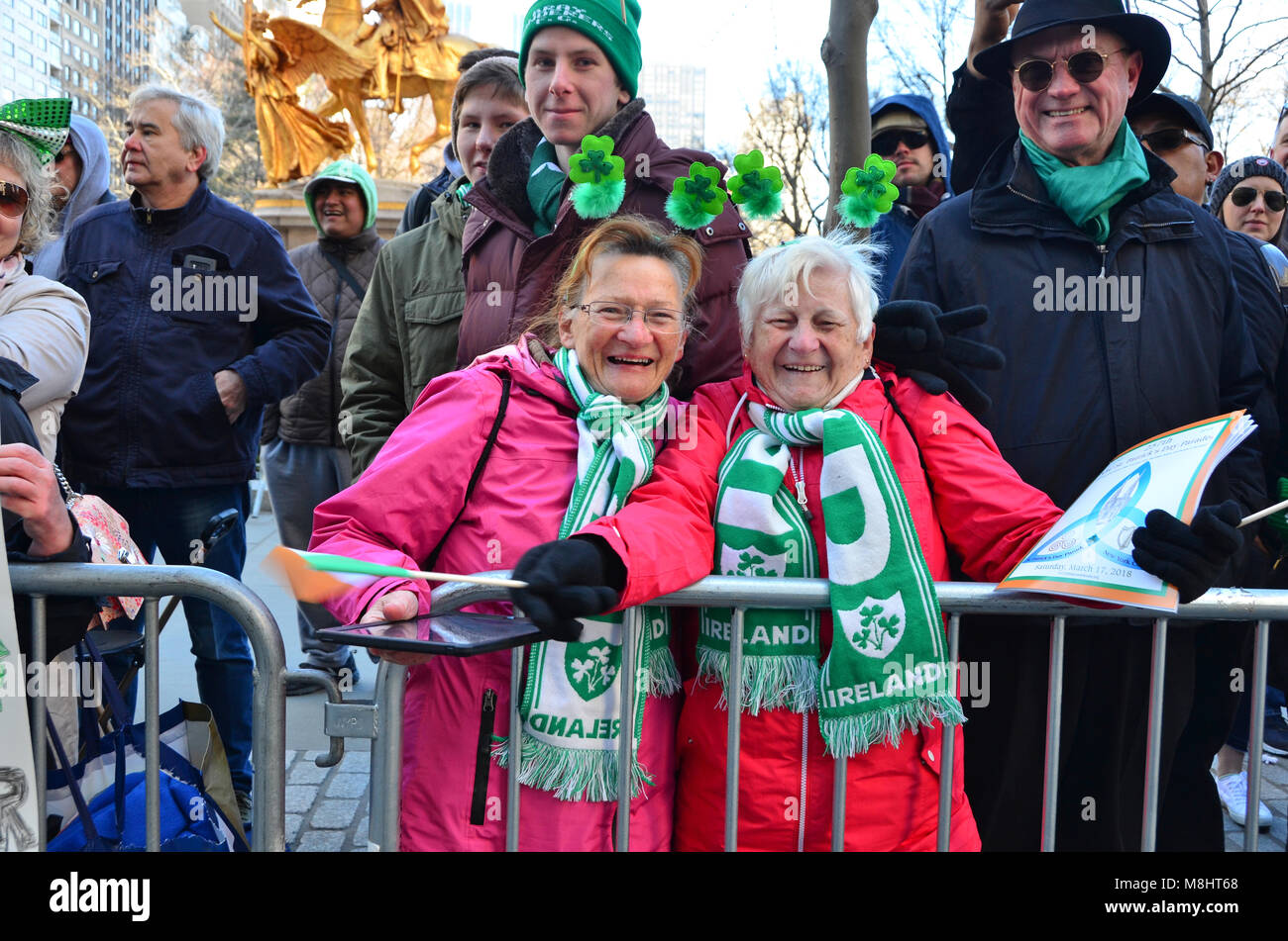 Irish sisters enjoying the parade on Fifth avenue Stock Photo - Alamy