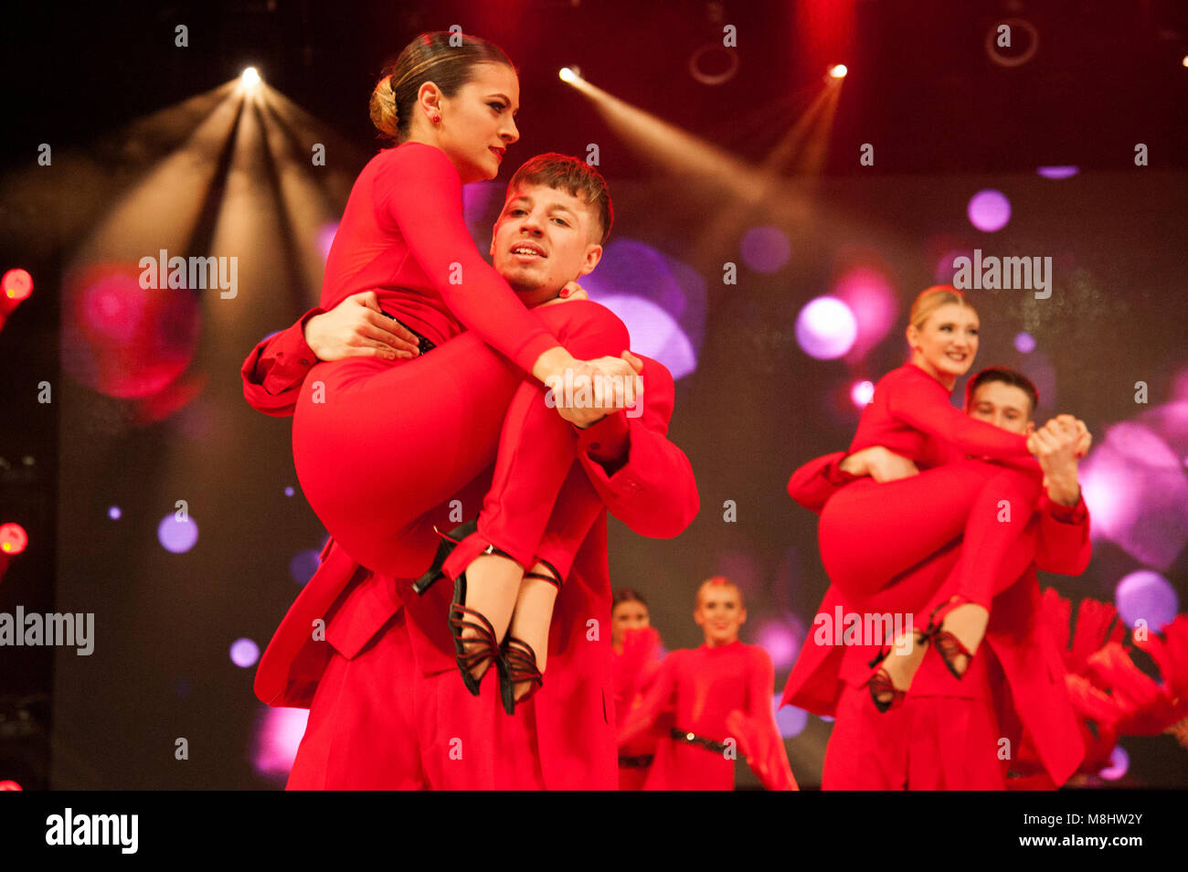 Performers on stage dance hi-res stock photography and images - Alamy