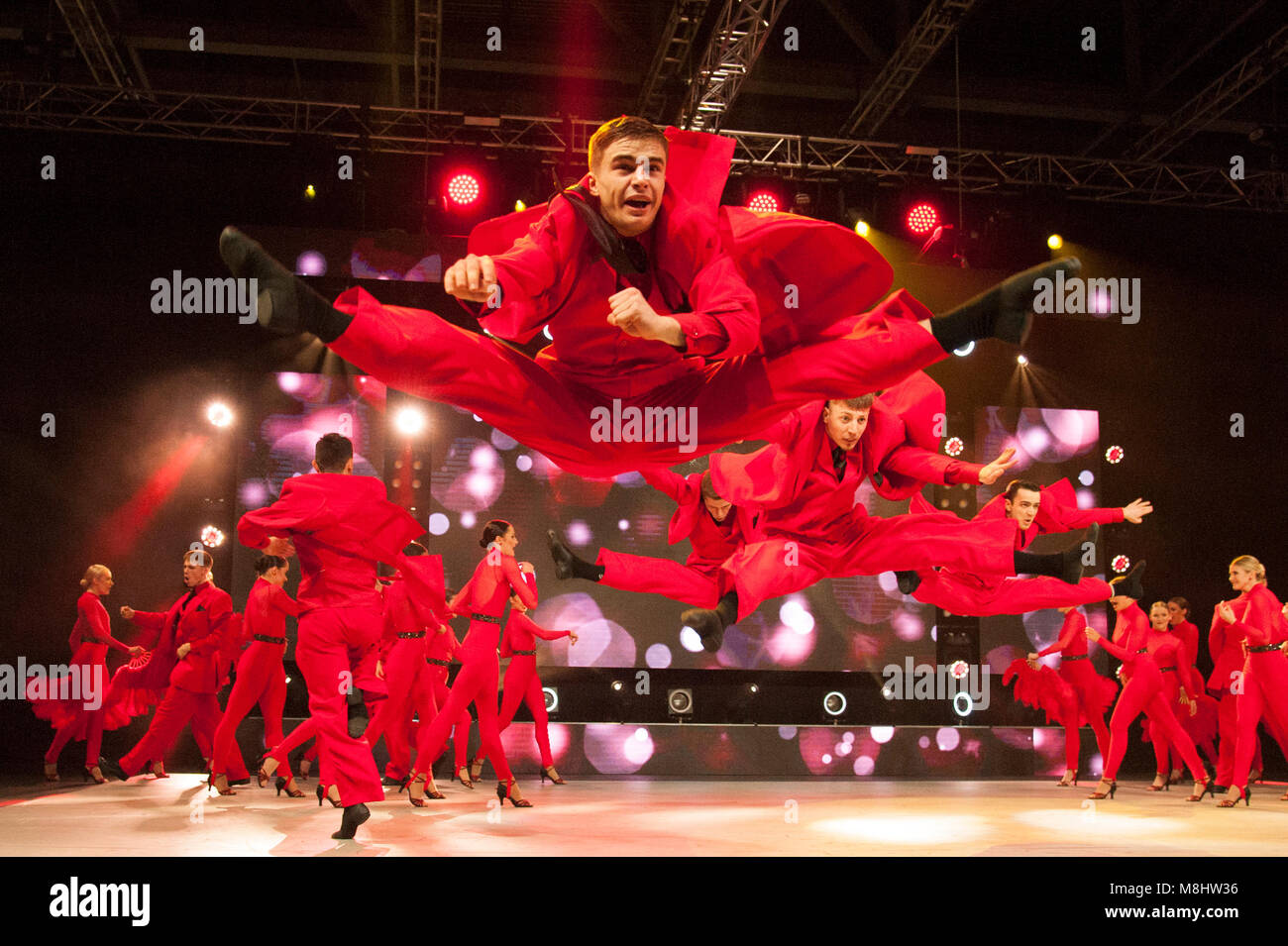 Performers on stage dance hi-res stock photography and images - Alamy