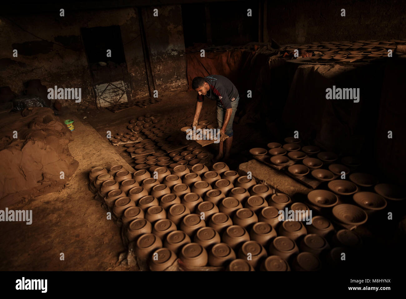 Gaza City, Gaza. 17th Mar, 2018. A Palestian man works in a pottery ...