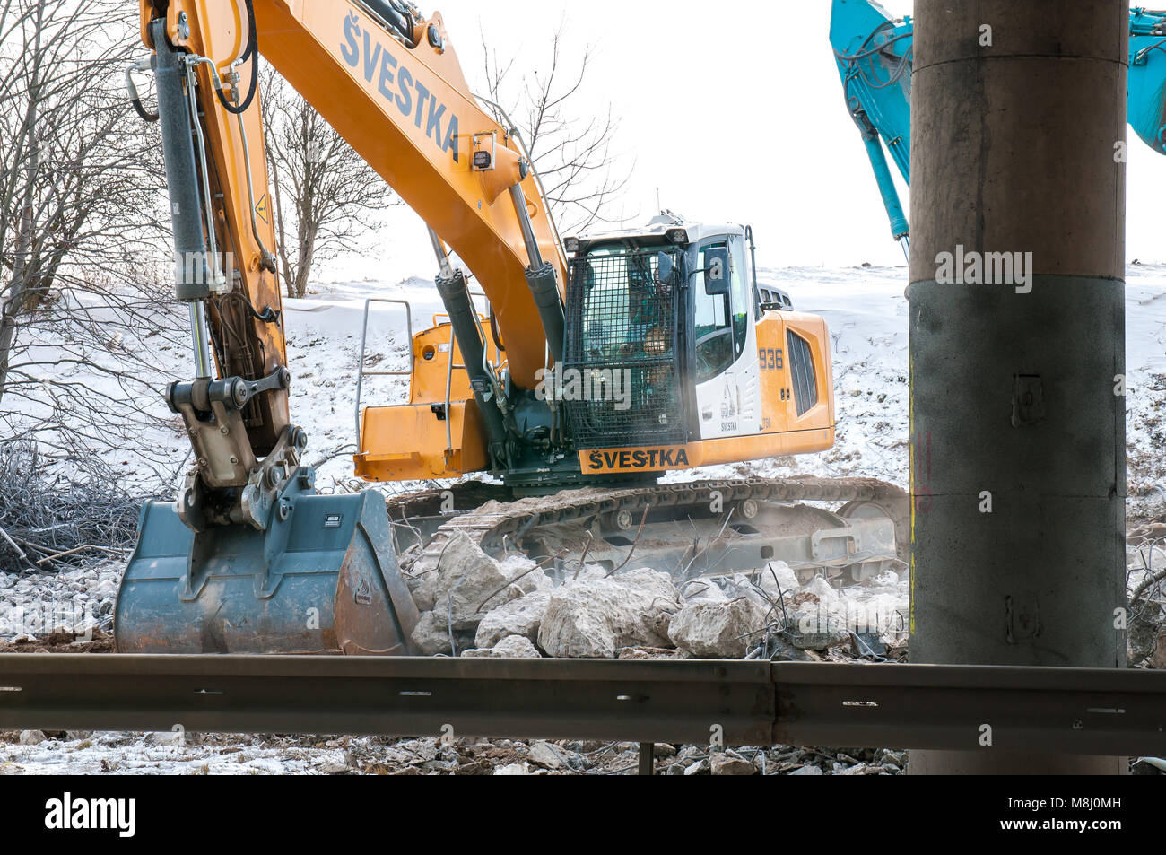 Demolition and reconstruction of the concrete motorway bridge on the ...