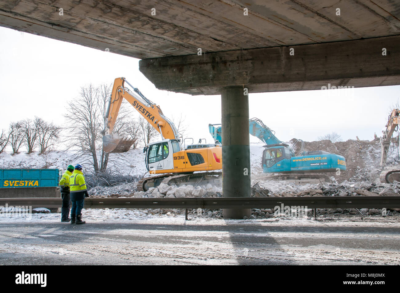Demolition and reconstruction of the concrete motorway bridge on the ...