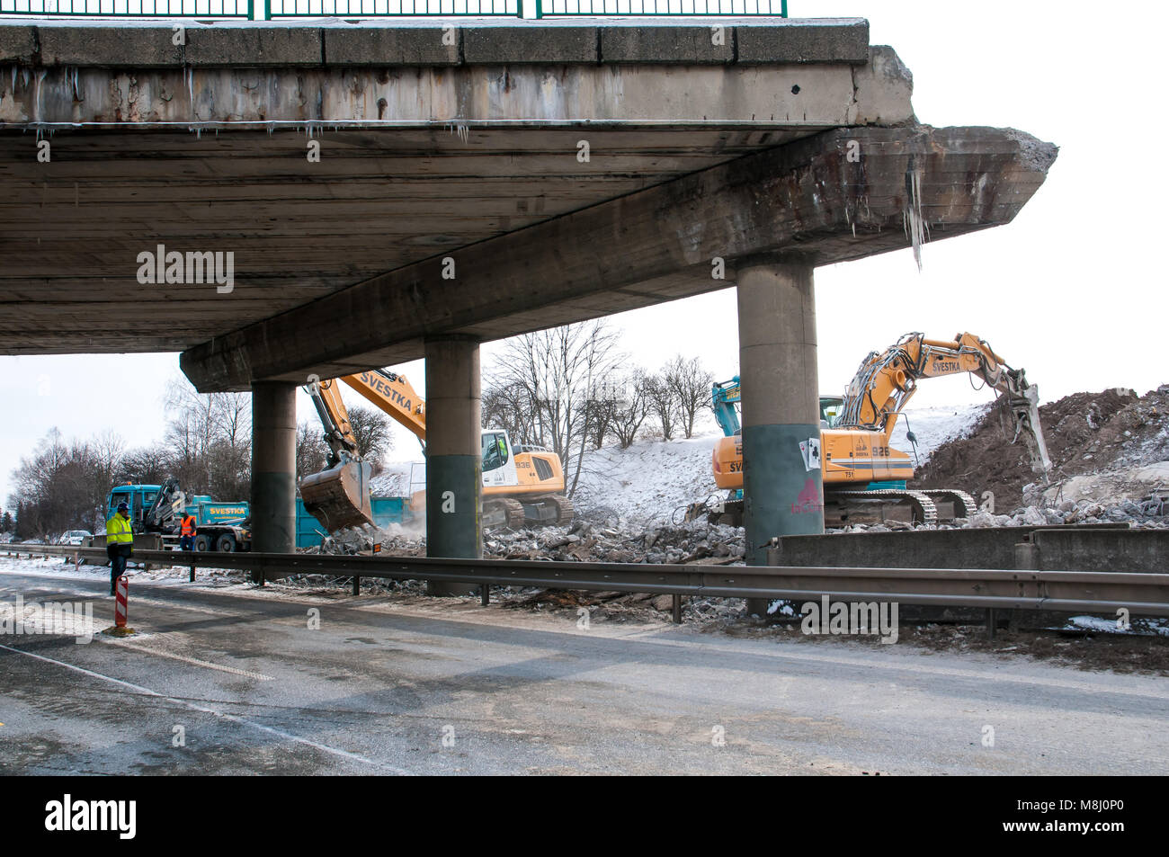Demolition and reconstruction of the concrete motorway bridge on the ...
