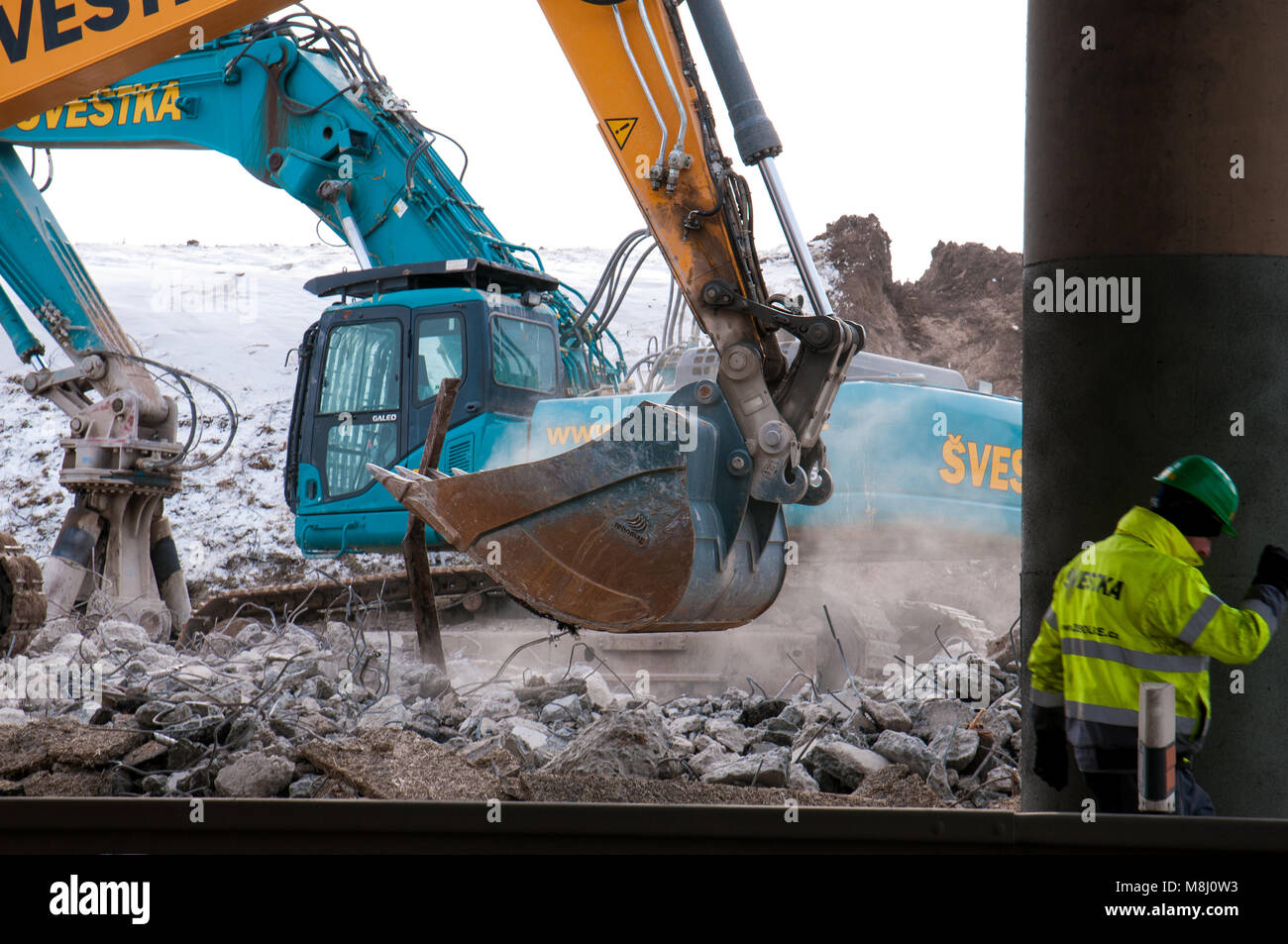 Demolition and reconstruction of the concrete motorway bridge on the ...