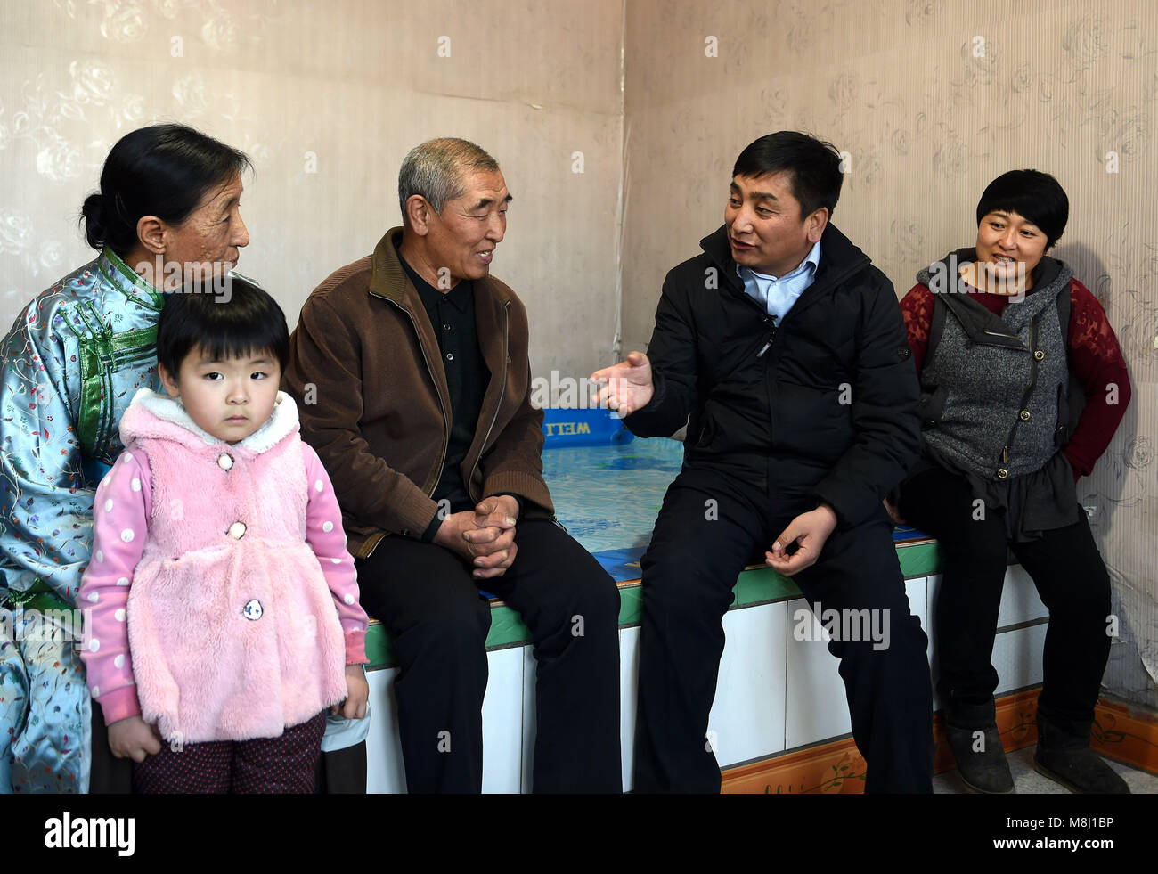 (180318) -- BEIJING, March 18, 2018 (Xinhua) -- Wu Yunbo (2nd R) visits ...