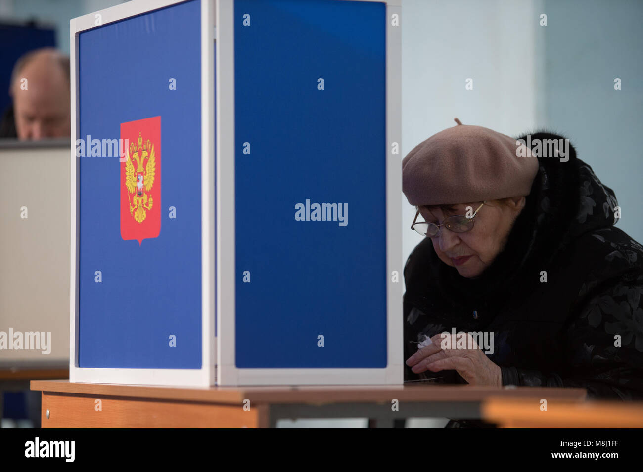 Saint Petersburg, Russia. 18th Mar, 2018. A woman fill out a ballot ...