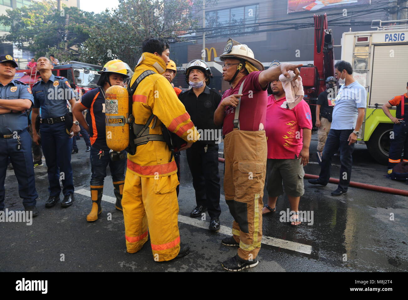 Manila, Philippines. 18th Mar, 2018. Firefighters battle against a fire ...