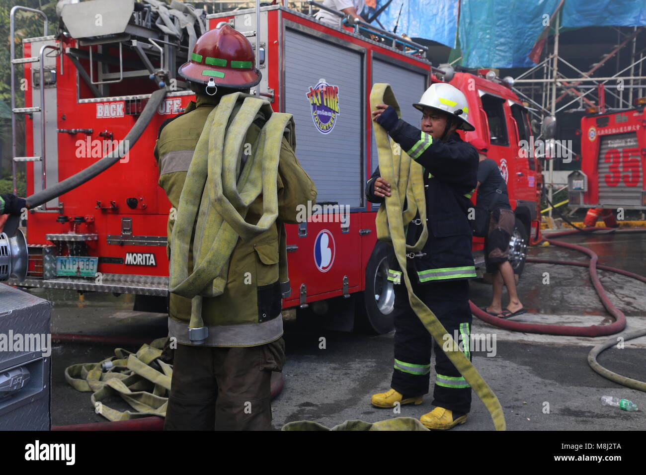 Manila, Philippines. 18th Mar, 2018. Firefighters battle against a fire ...