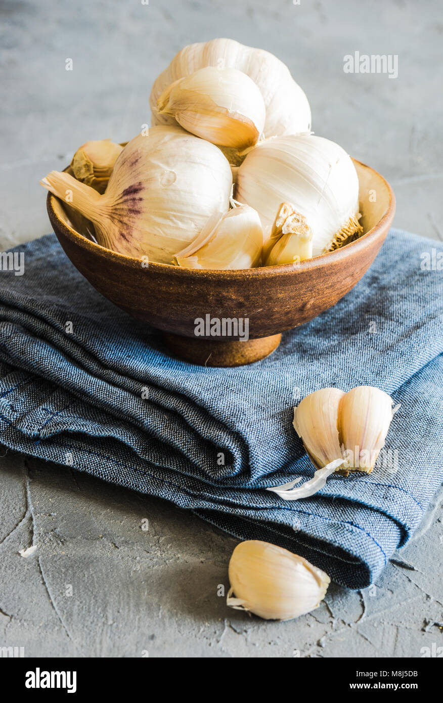 Fresh raw garlic head on rustic board Stock Photo - Alamy