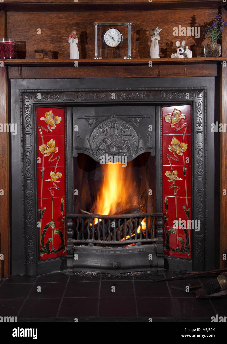Black metal fire surround hi-res stock photography and images - Alamy