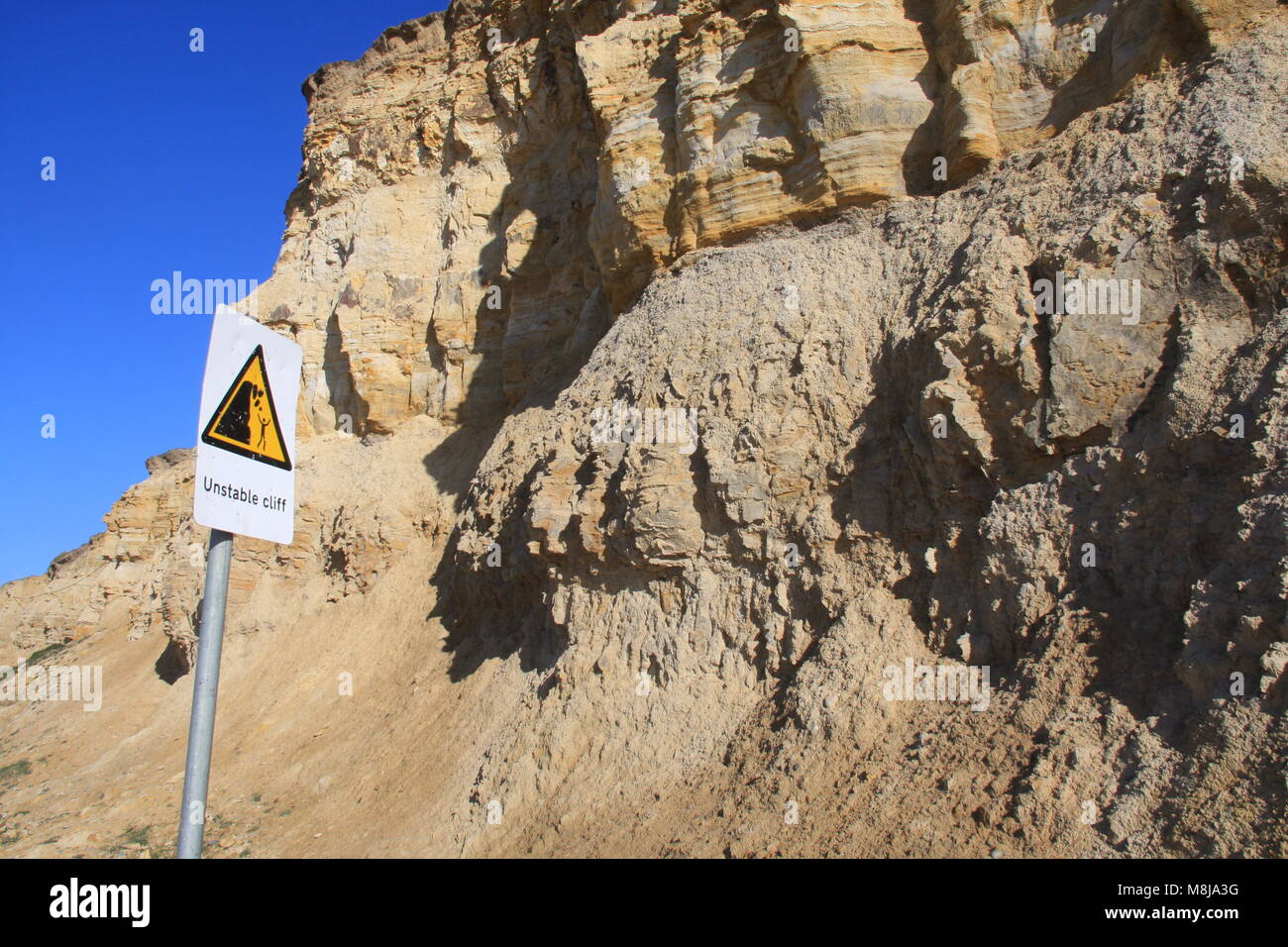 A CLIFF FACE WITH 'UNSTABLE CLIFF' WARNING SIGN VISIBLE Stock Photo - Alamy