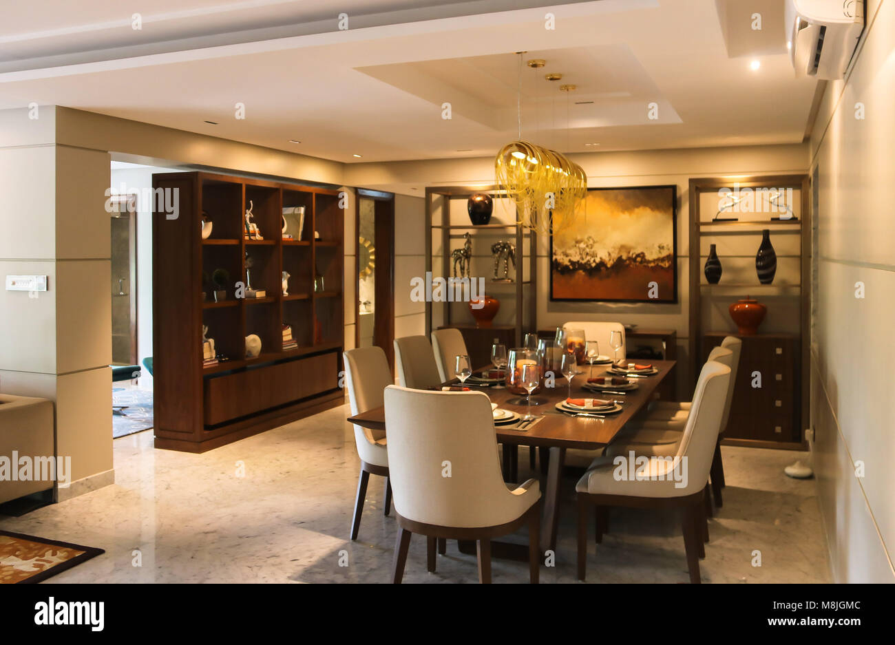 Showcase interiors hi-res stock photography and images - Alamy