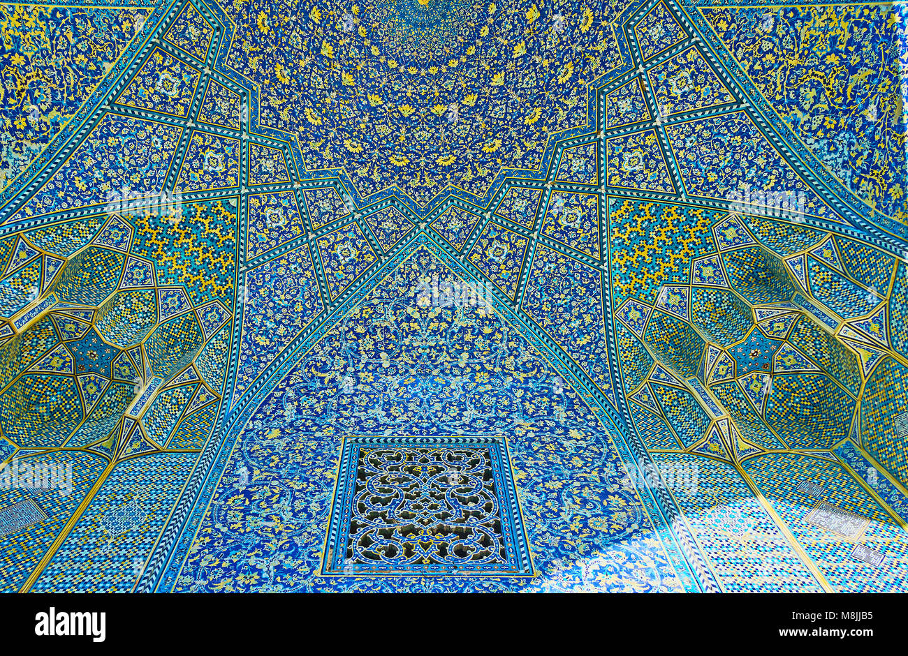 ISFAHAN, IRAN - OCTOBER 20, 2017: The complex vault of Chaharbagh ...