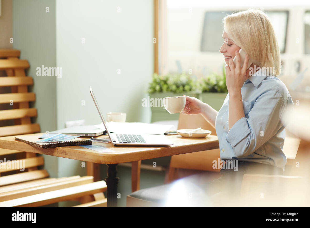 Woman technology hi-res stock photography and images - Alamy