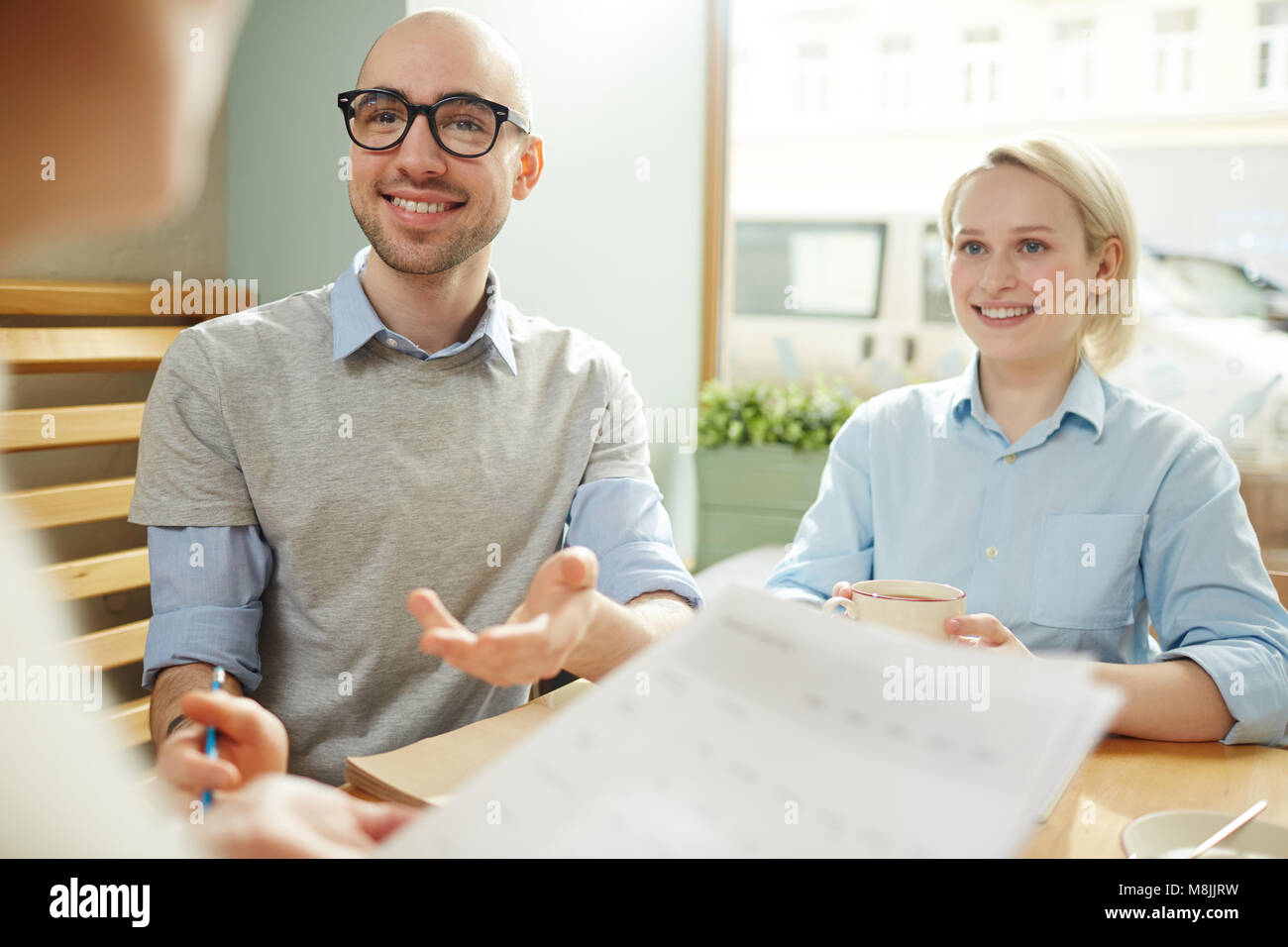 Friendly talk in cafe Stock Photo - Alamy