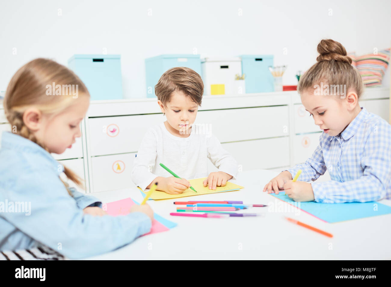 Children drawing together table hi-res stock photography and images - Alamy