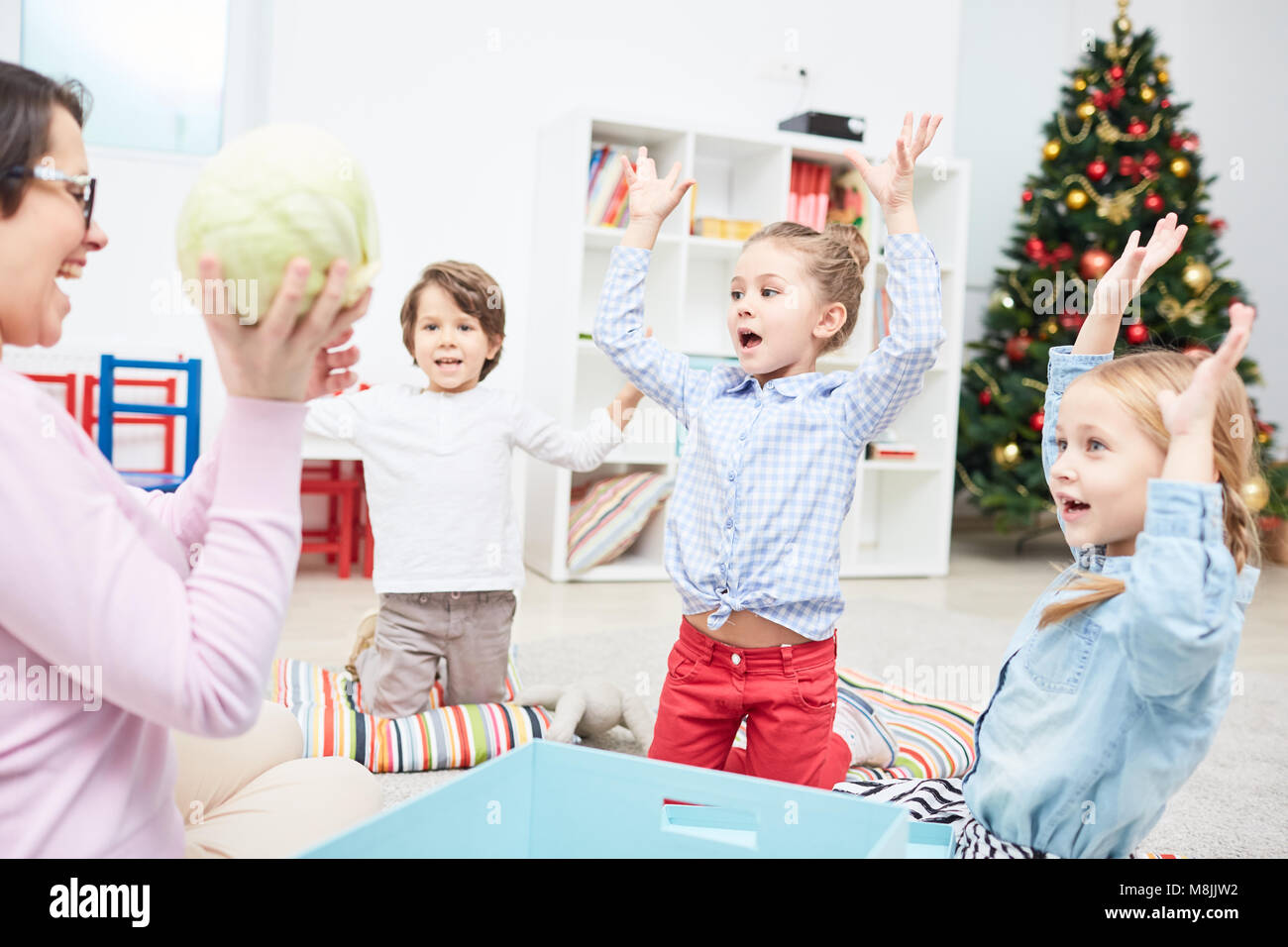 Children guessing game hi-res stock photography and images - Alamy