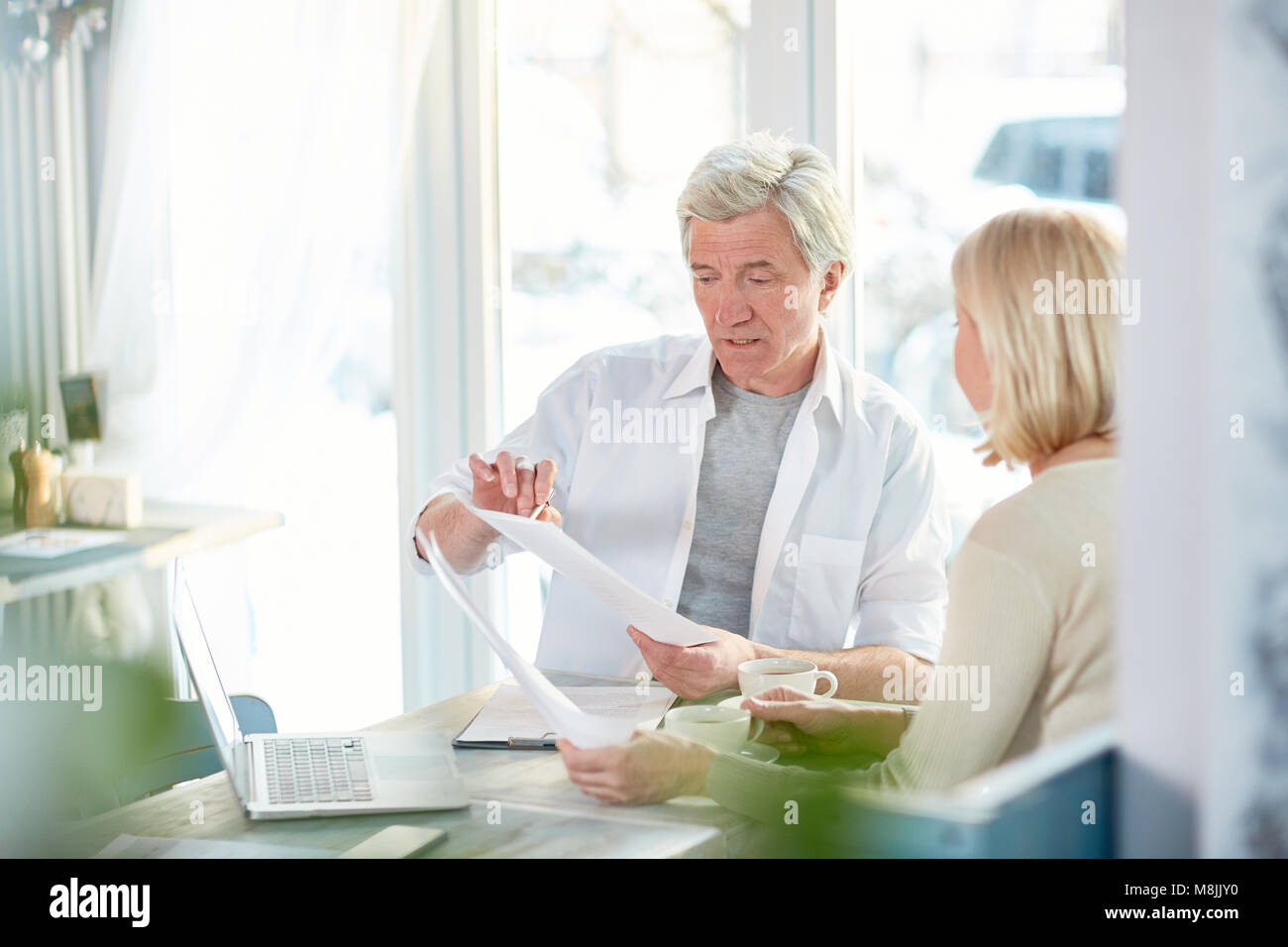 Contract expert hi-res stock photography and images - Alamy
