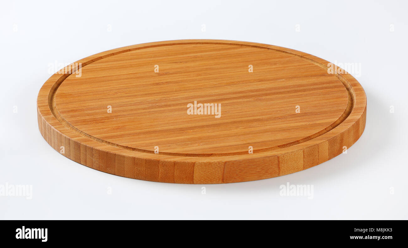 empty round wooden cutting board on white background Stock Photo - Alamy