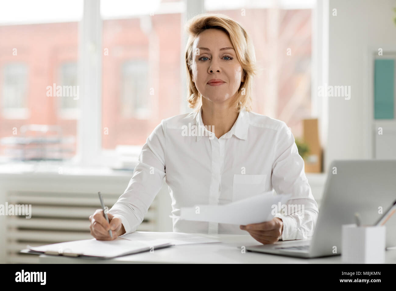 Businesswoman signing contract desk hi-res stock photography and images ...