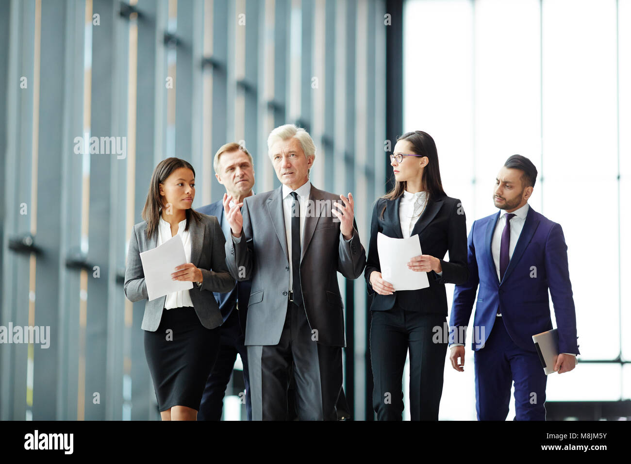 Elegant people hi-res stock photography and images - Alamy