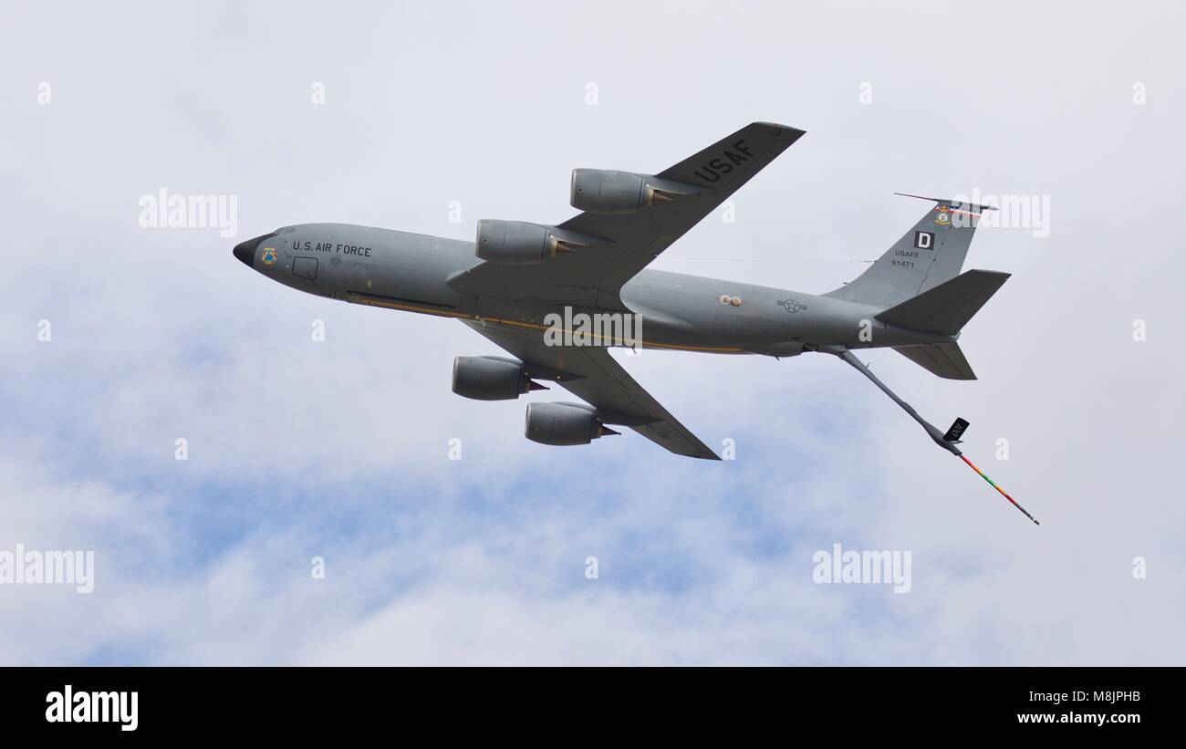 USAF Boeing KC-135R Stratotanker with its flying boom lowered Stock Photo - Alamy