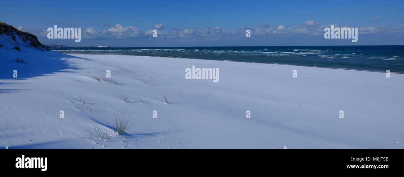 Cornwall snow harbour hi-res stock photography and images - Alamy