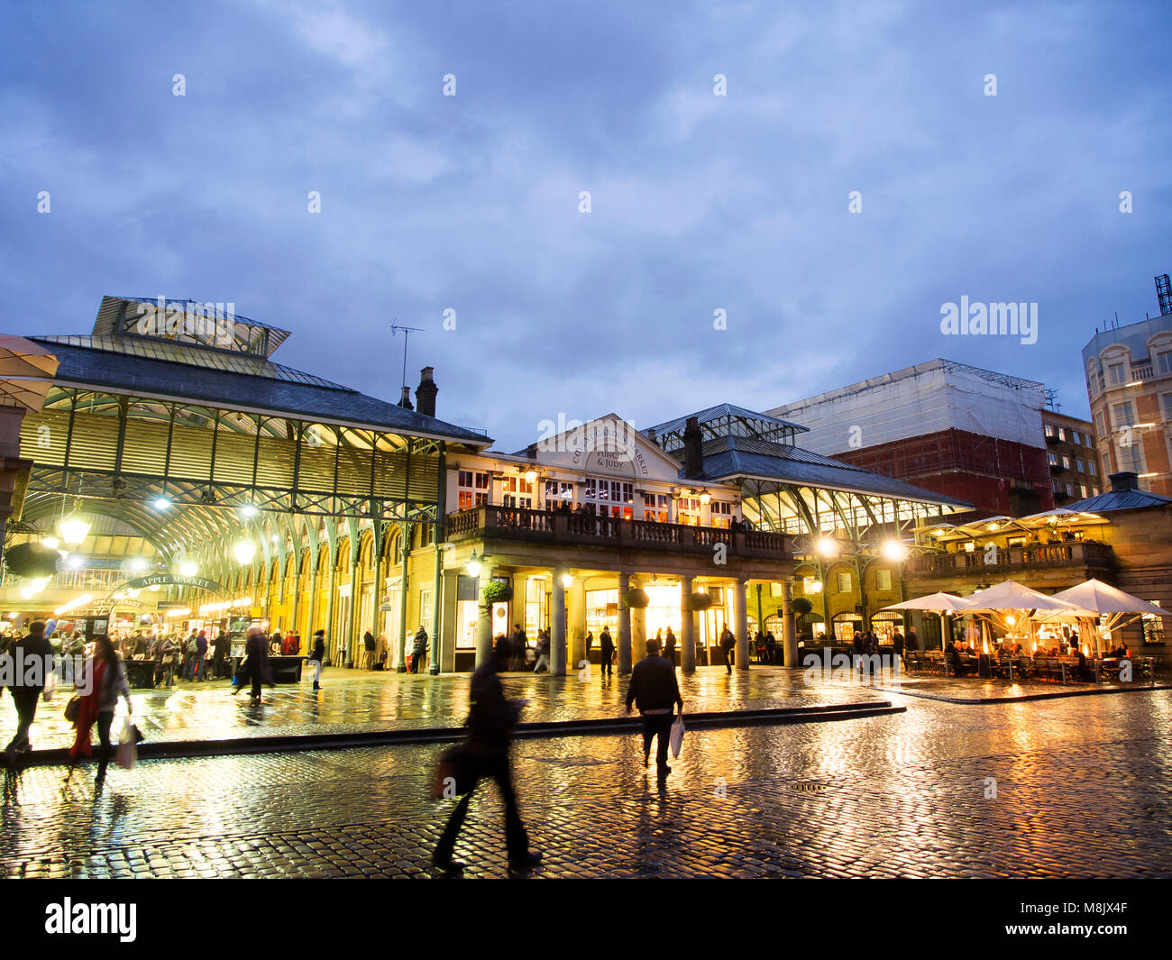 London night rain lights hi-res stock photography and images - Alamy