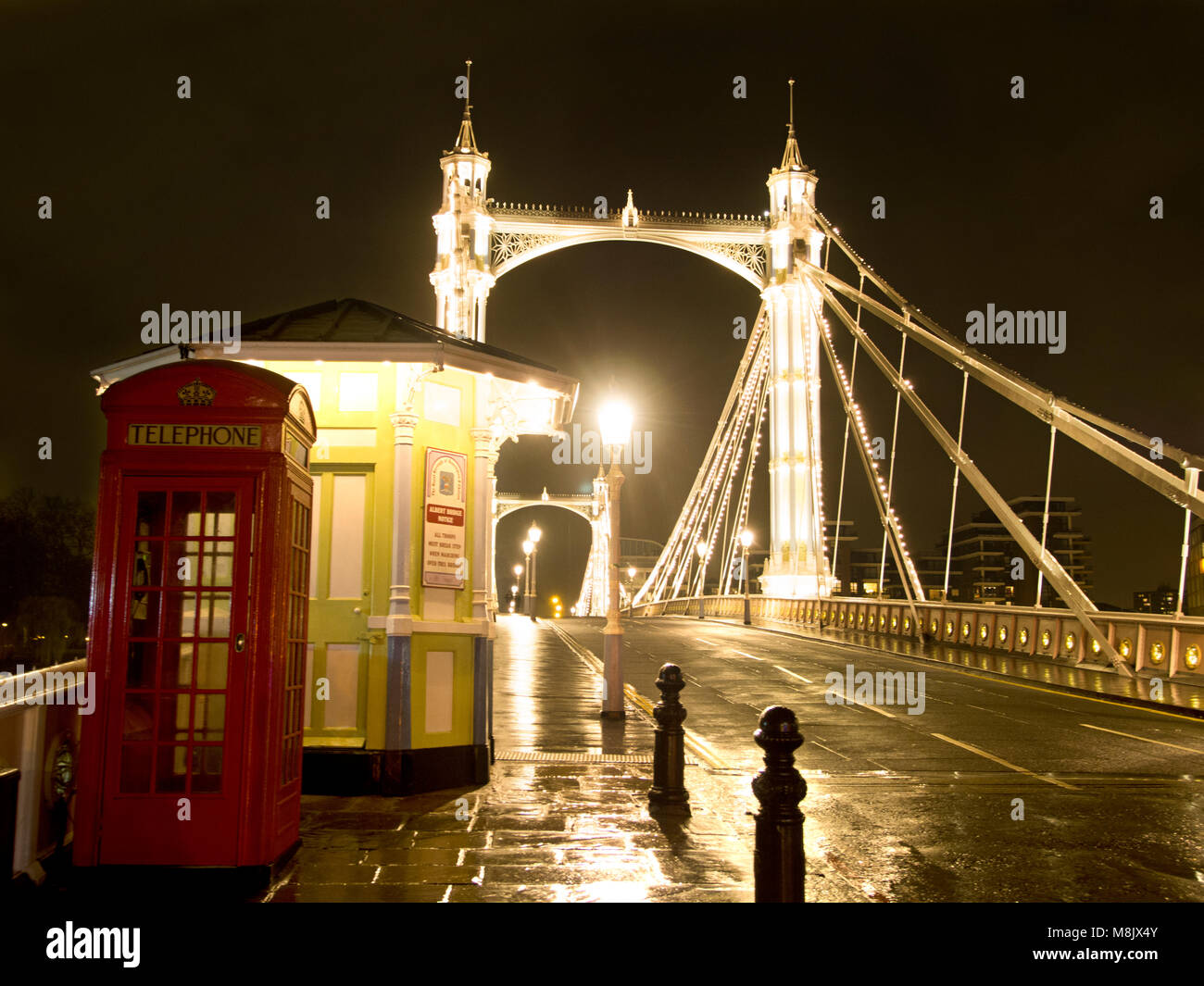 Albert bridge at night hi-res stock photography and images - Alamy